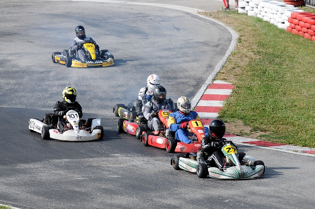 Snaga mladosti na Autokomerc karting centru - PLUMRACE